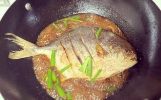 鲳鱼怎么红烧_红烧鲳鱼的做法窍门