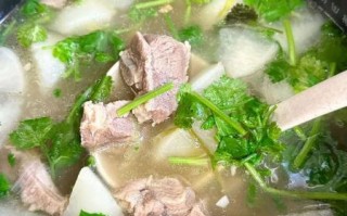 炖羊肉汤最简单的做法_羊肉汤怎么炖不膻