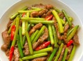 猪肉炒蒜苔怎么做好吃_蒜苔炒肉先炒哪个