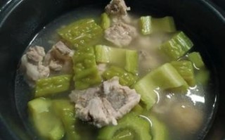 排骨炖苦瓜有什么功效_适合什么人吃