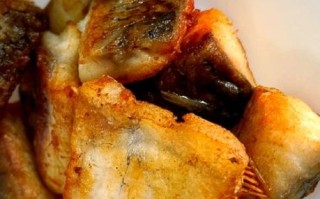 煎糍粑鱼怎么做_煎糍粑鱼为什么容易碎