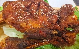 烤羊腿怎么做才外酥里嫩_烤羊腿腌制多久最入味