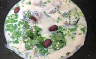 炖鲤鱼的家常做法白汤_鲤鱼怎么炖出奶白色汤汁