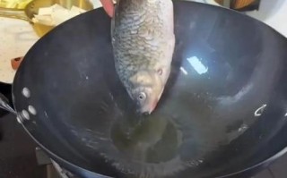 煎小鱼怎么不粘锅_煎小鱼用大火还是小火