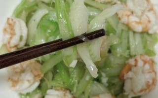 西芹炒腰果虾仁怎么做_西芹炒腰果虾仁需要焯水吗
