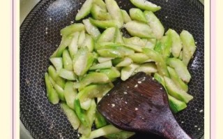 炒丝瓜不黑的窍门_丝瓜怎么炒不发黑