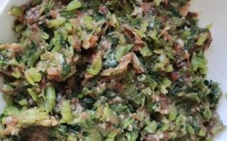 芹菜包饺子要不要挤水_芹菜饺子馅出水怎么办