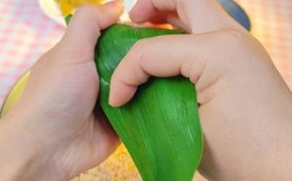 老式三角小脚粽子怎么包_三角小脚粽子包法步骤