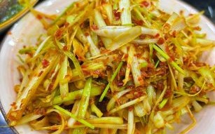 凉拌蒜苗丝怎么做_凉拌蒜苗丝要不要焯水