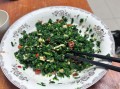 凉拌芹菜叶怎么做好吃_芹菜叶凉拌要不要焯水