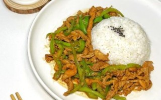 青椒肉丝盖浇饭怎么做_青椒肉丝盖浇饭家常做法