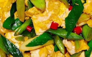 家常蒜苗炒鸡蛋怎么做_鸡蛋炒蒜苗先放哪个