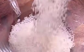 腊味煲仔饭怎么做_砂锅防粘技巧