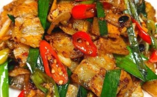 蒜苗尖椒回锅肉怎么做_回锅肉先焯水还是先煸炒