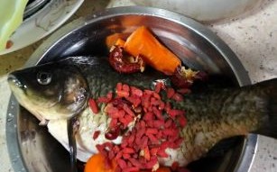 红萝卜鱼汤怎么做_红萝卜鱼汤的营养价值