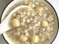 薏米莲子粥怎么做_薏米莲子粥的功效与禁忌