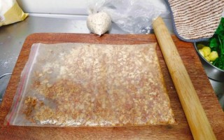 花生碎辣椒油怎么做_花生辣椒油的做法窍门