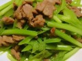 芹菜炒肉片怎么炒嫩又好吃_肉片不柴的秘诀