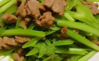 芹菜炒肉片怎么炒嫩又好吃_肉片不柴的秘诀