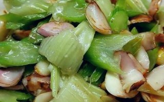 清炒西芹怎么炒才脆_清炒西芹要不要焯水