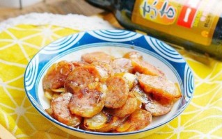 腊肠炒洋葱怎么做_腊肠炒洋葱先炒哪个