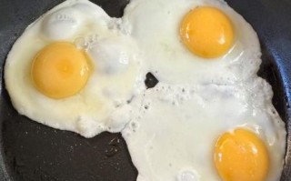 荷包蛋怎么煎不破_煎荷包蛋不粘锅技巧