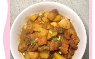 土豆红烧肉最正宗的做法_为什么先焯水后糖色