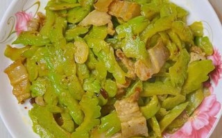 苦瓜炒肉怎么炒不苦_苦瓜炒肉做法视频教学