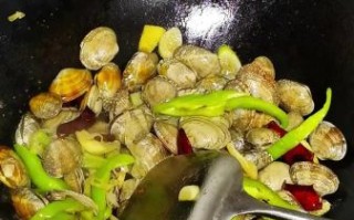 花蛤怎么炒好吃又简单_花蛤炒多久才开口