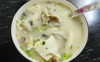 夏天鱼头汤怎么做_鱼头汤去腥技巧