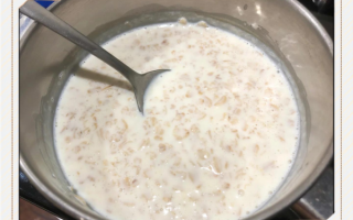 牛奶燕麦粥怎么煮不糊锅_牛奶燕麦粥浓稠度怎么调