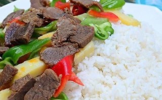 葱爆牛肉盖浇饭怎么做_葱爆牛肉盖浇饭热量高吗