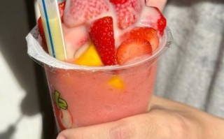 草莓冰沙怎么做_草莓冰沙热量高吗