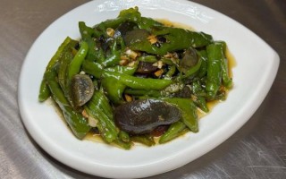 青椒炒皮蛋怎么做_皮蛋去腥技巧