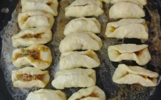 平底锅水煎包怎么做_平底锅水煎包底部金黄技巧