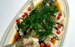 清蒸鲈鱼怎么做_鲈鱼做法视频教程