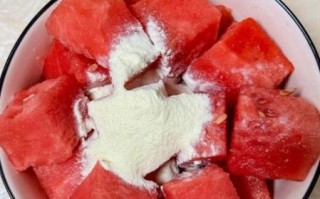 西瓜冰棒怎么做简单又好吃_西瓜冰棒不结冰怎么办