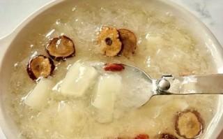 冰糖雪梨银耳汤怎么炖_冰糖雪梨银耳汤的做法步骤