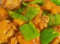 青椒炒鸡块怎么做_家常鸡块嫩滑不柴技巧