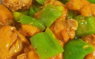 青椒炒鸡块怎么做_家常鸡块嫩滑不柴技巧