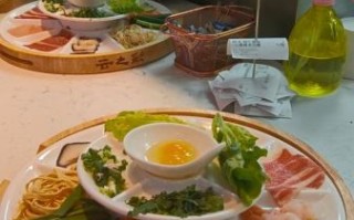 云南过桥米线的由来_为什么叫过桥