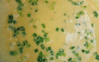 葱花鸡蛋饼怎么做才松软_葱花鸡蛋饼的家常做法窍门