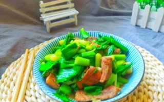 猪肉炒蒜苗怎么做才嫩_蒜苗炒肉先放哪个