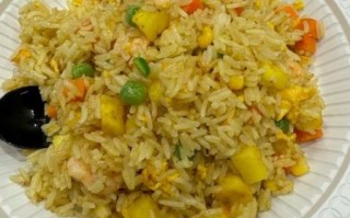 菠萝虾仁炒饭怎么做_菠萝虾仁炒饭热量高吗