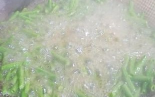 豆角怎么炒好吃不变色_豆角炒不变色技巧