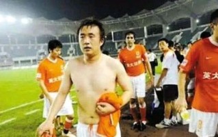 国足白斩鸡图片_为什么被全网群嘲