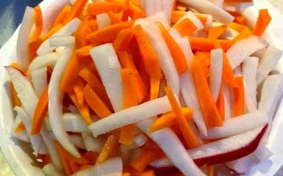 泡椒萝卜条怎么腌制才酸甜脆_泡椒萝卜条腌制比例是多少