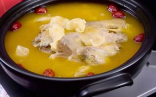 三黄鸡炖汤怎么做好吃_三黄鸡炖汤放什么配料