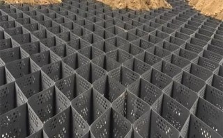 蜂巢格室护坡多少钱一平_蜂巢格室施工流程