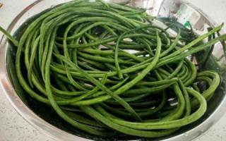 青椒炒豆角怎么炒才好吃_青椒炒豆角要不要焯水